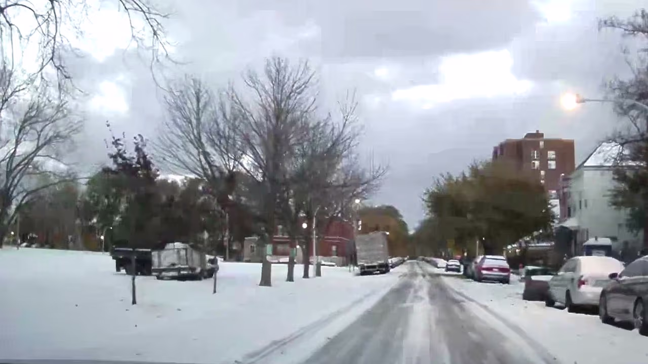 Nieve y ráfagas de viento dificultan el tráfico vial en Chicago; hay ...