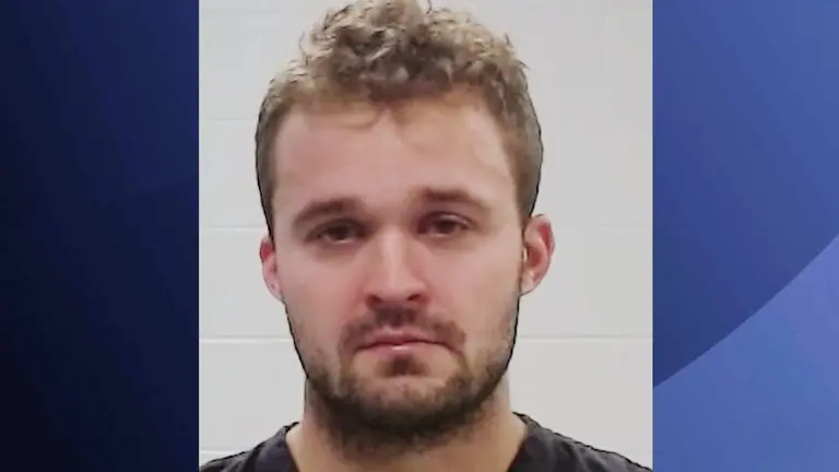 Arrestan en condado de Celina a Caleb Elliott, acusado de pornografía ...