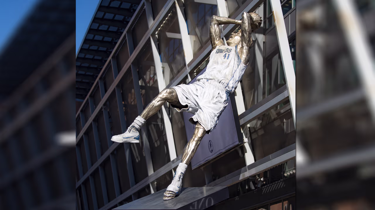 Develan la estatua del jugador de la NBA Dirk Nowitzki de los Mavericks ...