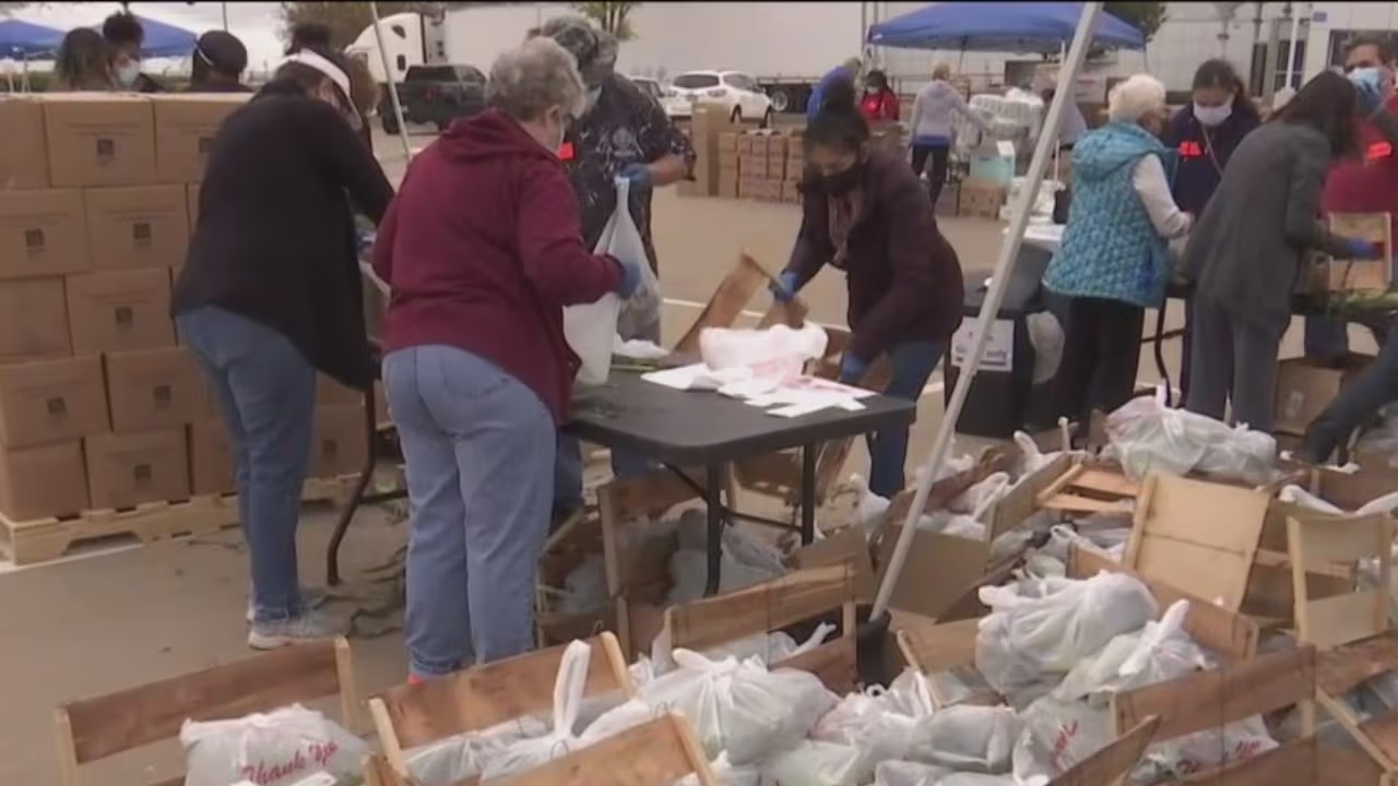 Distribución de alimentos al sur de Dallas | Univision 23 Dallas Ft ...