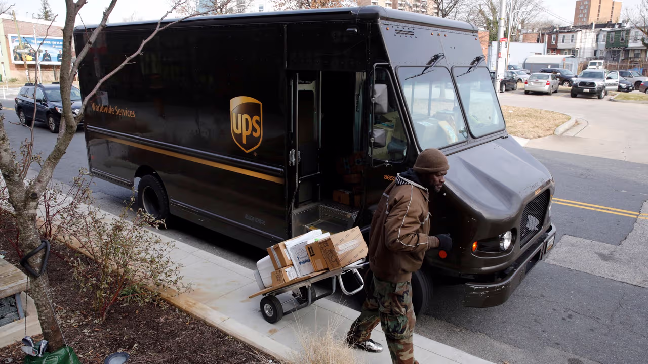 El servicio de entrega UPS anuncia contratación de 100,000 nuevos ...