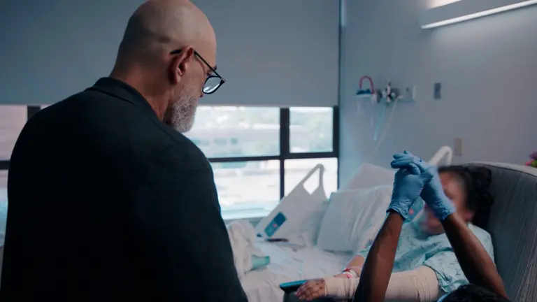 La voz que une a pacientes y médicos: la historia de un intérprete en ...