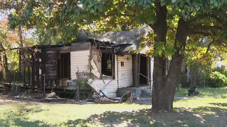Hallan un muerto en una casa incendiada en Dallas: esto se sabe | Video ...