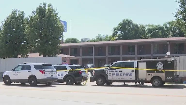Hombre muere tras ser apuñalado afuera de un motel en Dallas | Video ...