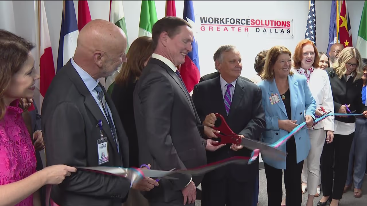 Inauguran un nuevo centro de fuerza laboral en Dallas | Video ...