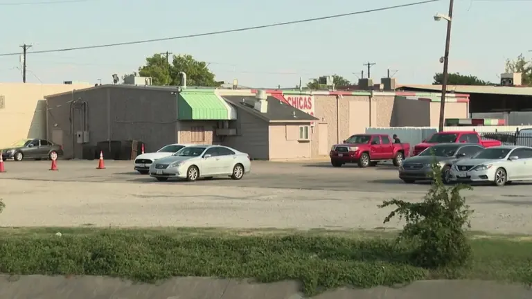 Redada de ICE a Chicas Bonitas Cabaret en Dallas: 41 detenidos | Video ...