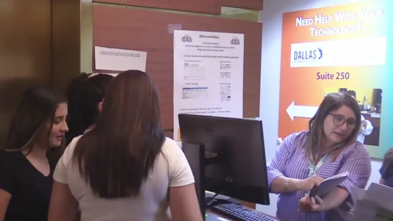 Dallas recibe a estudiantes extranjeros: este programa los ayuda con su ...