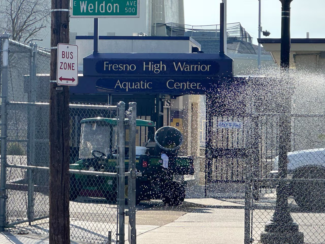 Dos menores de edad son apuñalados cerca de Fresno High School | Video ...