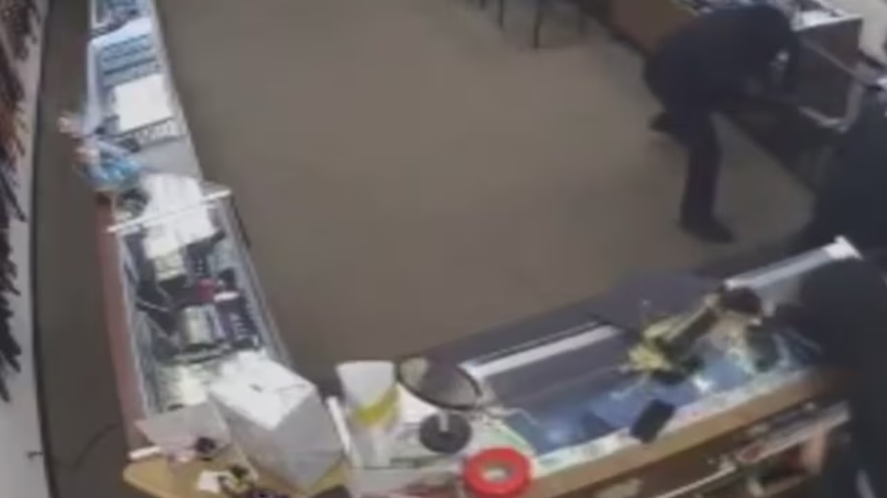 Dueño dispara a ladrones que robaban joyería en Madera, California ...