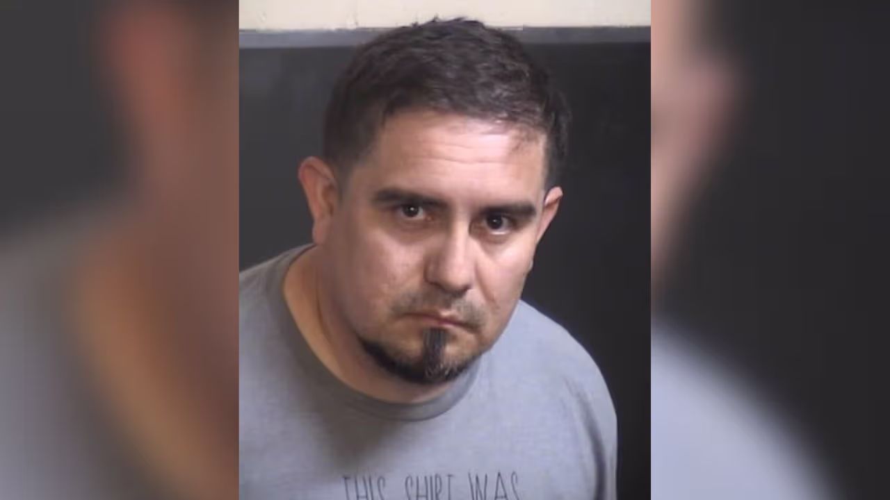 Miguel Lara, entrenador de fútbol escolar en Hoover High School, es ...