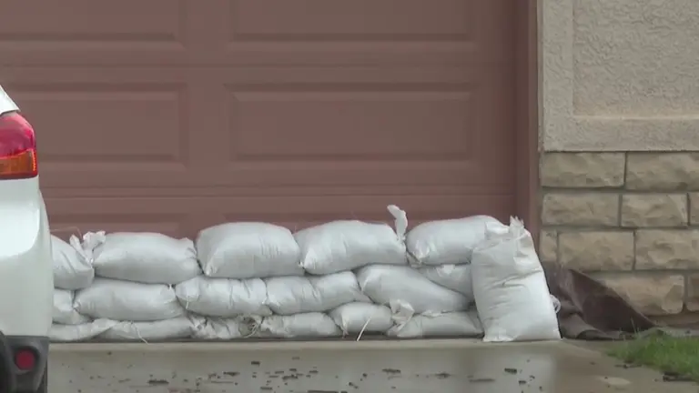 Residentes de Woodlake se preparan ante riesgo de inundaciones | Video ...