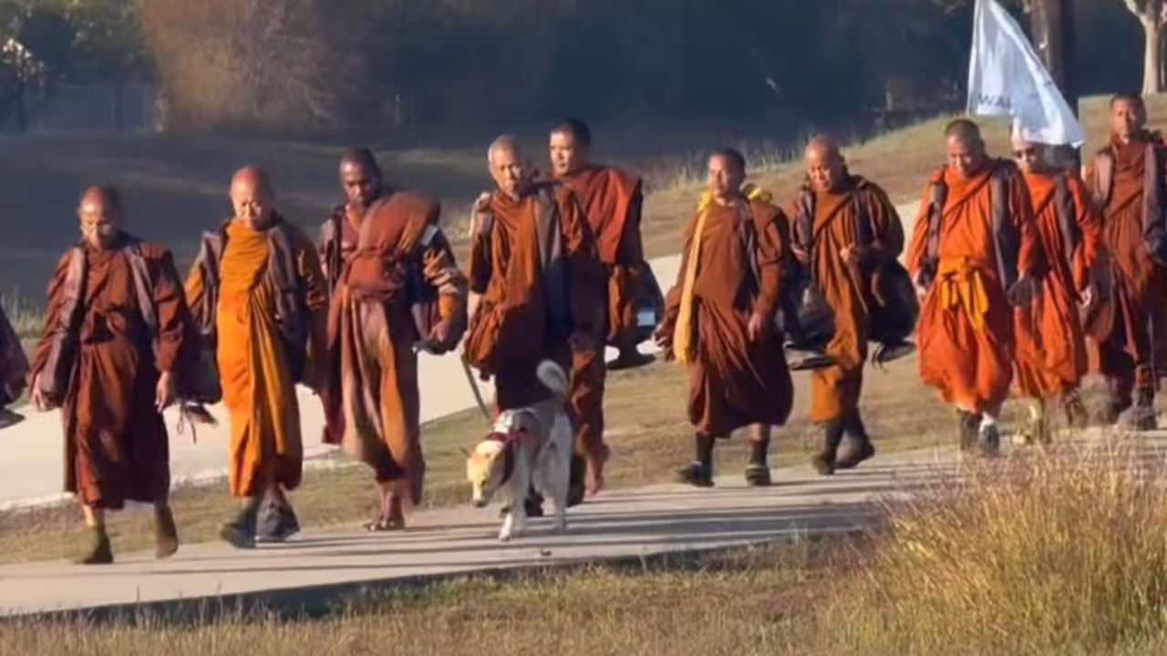 Dos monjes budistas que participaban en una caminata por la paz son ...