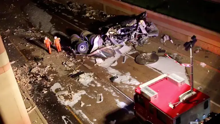 Cae un camión de carga desde un puente de la autopista 59 Norte, en ...