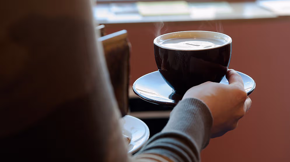 Cuáles son los riesgos de consumir cafeína en exceso, experta lo ...
