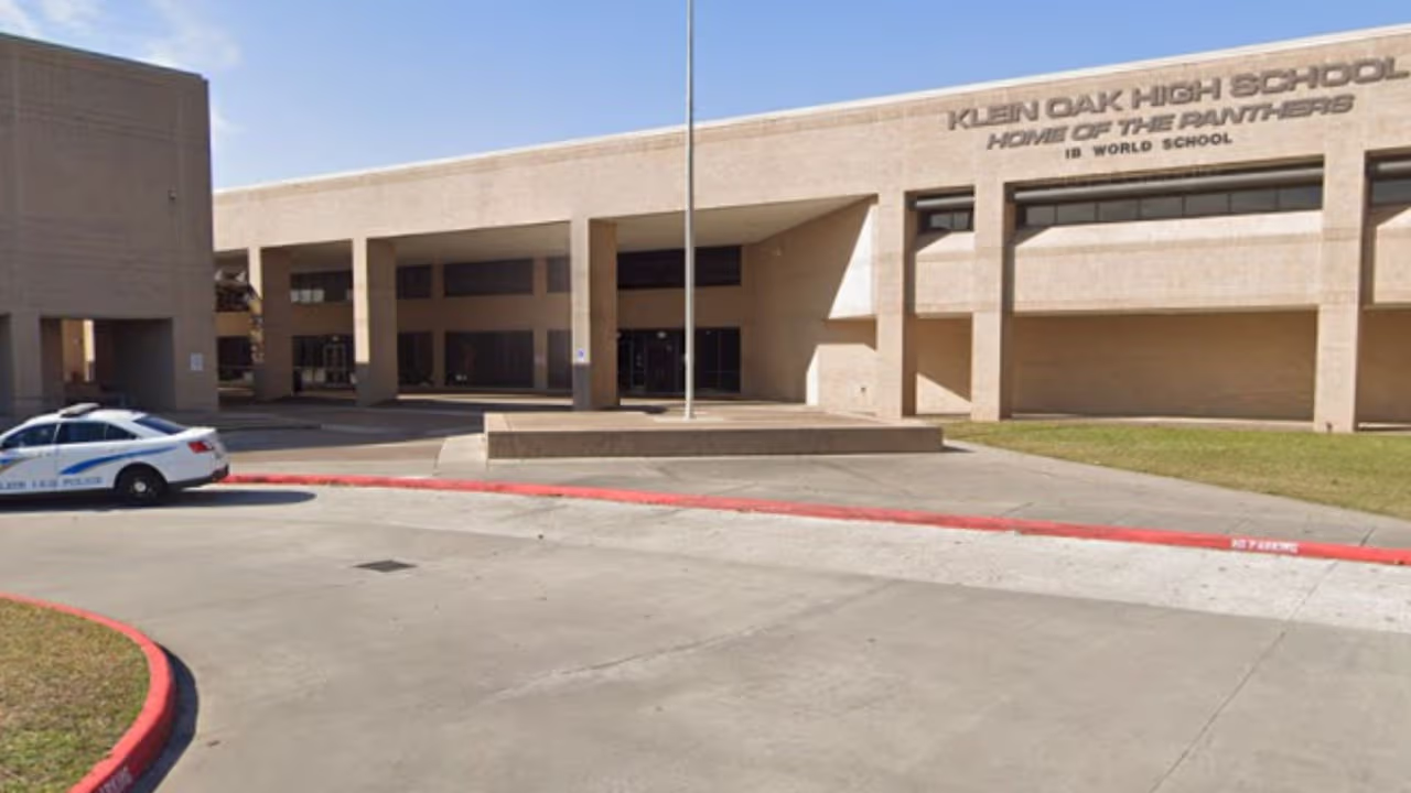 Lo que sabemos del estudiante de la preparatoria Klein Oak que ingresó ...