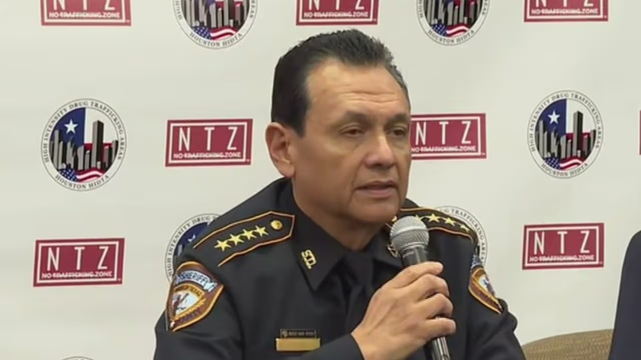 "Pasa en nuestras escuelas": Sheriff del condado Harris alerta sobre ...