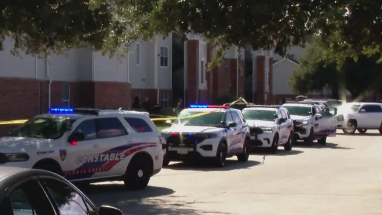 Fuerte presencia policial tras hallazgo de tres cuerpos en complejo de ...