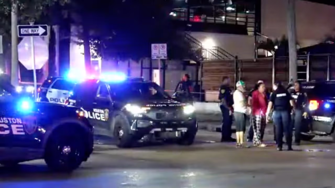 Al menos un muerto y dos heridos deja tiroteo frente al club nocturno ...