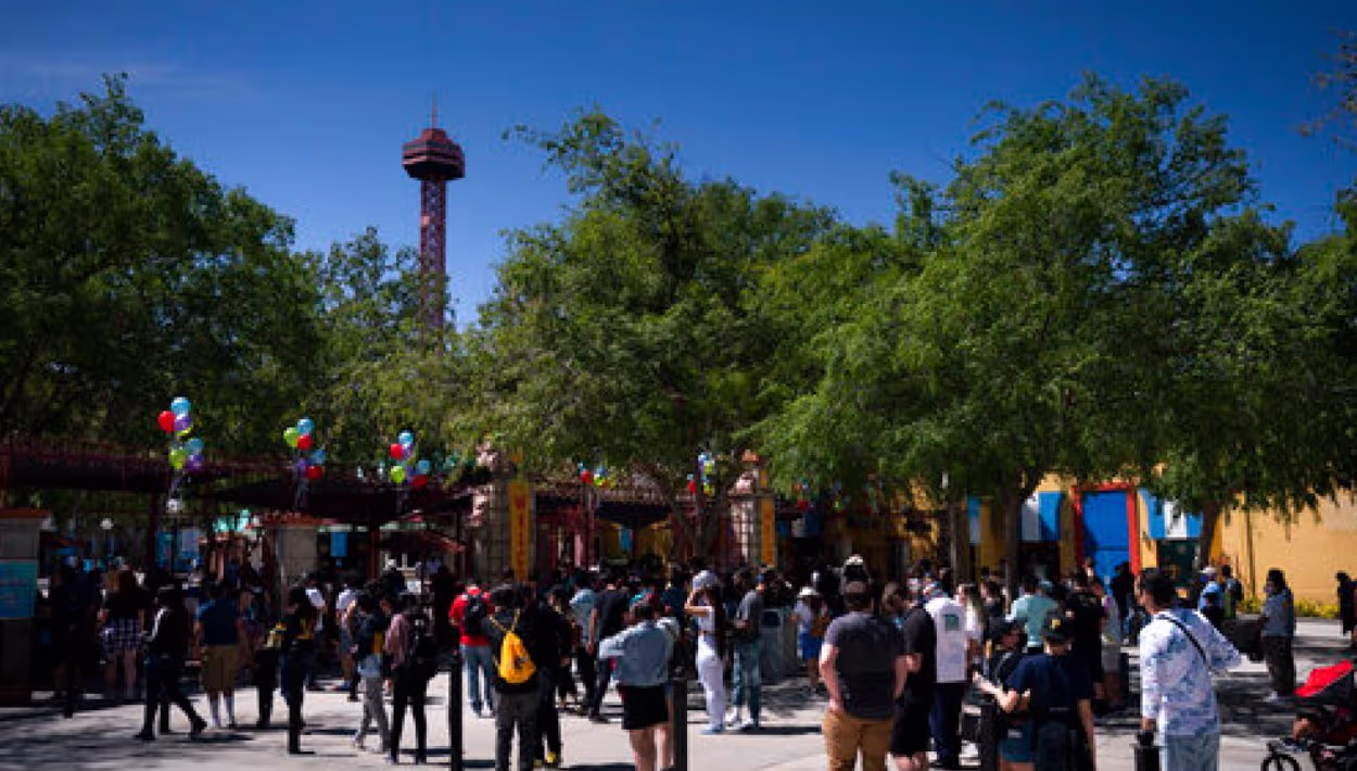 Amenaza de bomba, la razón tras la tardía apertura del parque Six Flags ...
