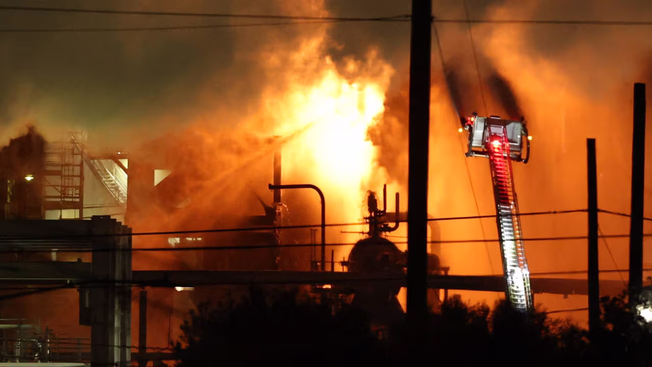 Incendio en refinería de Chevron en El Segundo | Video | Univision Los ...