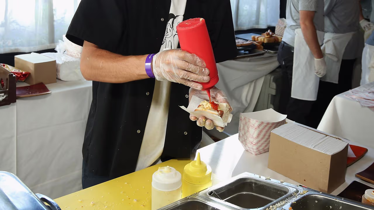 Trabajadores de comida rápida en California exigen que se apruebe la ...