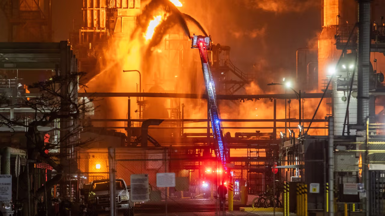 Una explosión causa fuerte incendio en una refinería Chevron en El ...