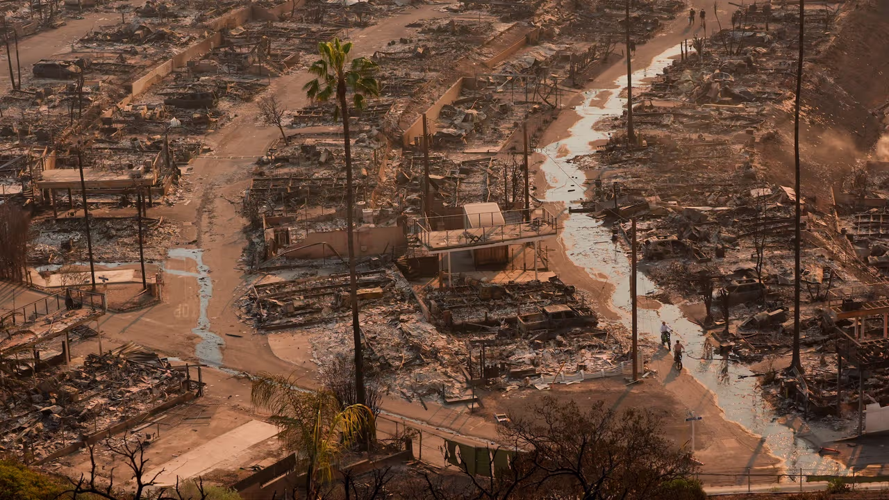 Los Ángeles activa toque de queda por incendios: hay 20 detenidos por ...