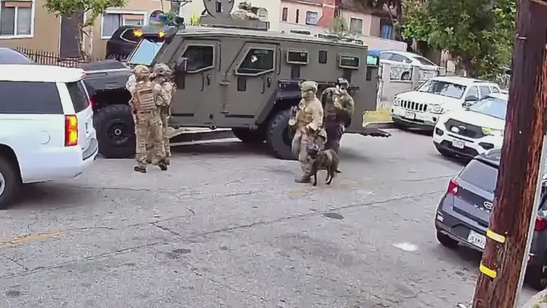 Agentes federales usan explosivos para ingresar a una casa durante ...