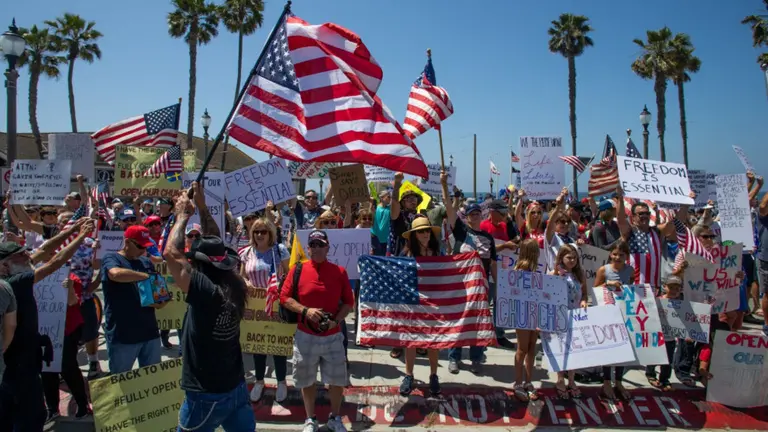 Pese a masiva protesta, un juez rechaza la petición de Huntington Beach ...