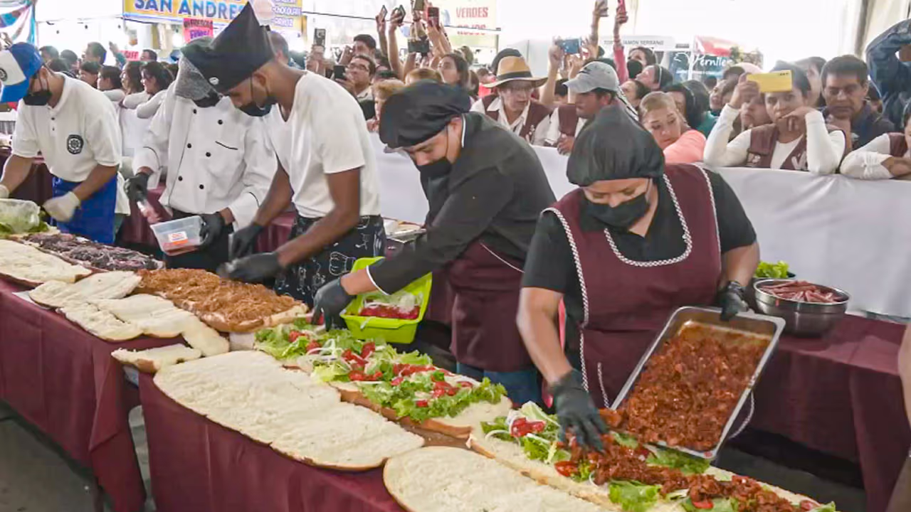 Récord en México: Preparan la torta más grande del mundo en poco más de ...