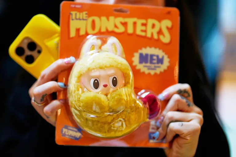 Qué son los Labubus, el monstruo de peluche que genera millones ...