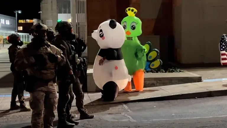 Ranas y unicornios protestan contra ICE en Portland ¿está Antifa detrás ...