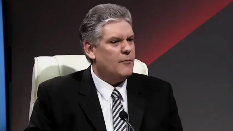 Alejandro Gil Fernández, exministro de la dictadura castrista, es ...