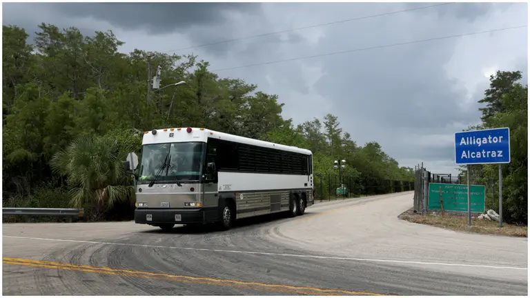 DHS confirma traslado de migrantes de cárcel Alcatraz de los Caimanes ...