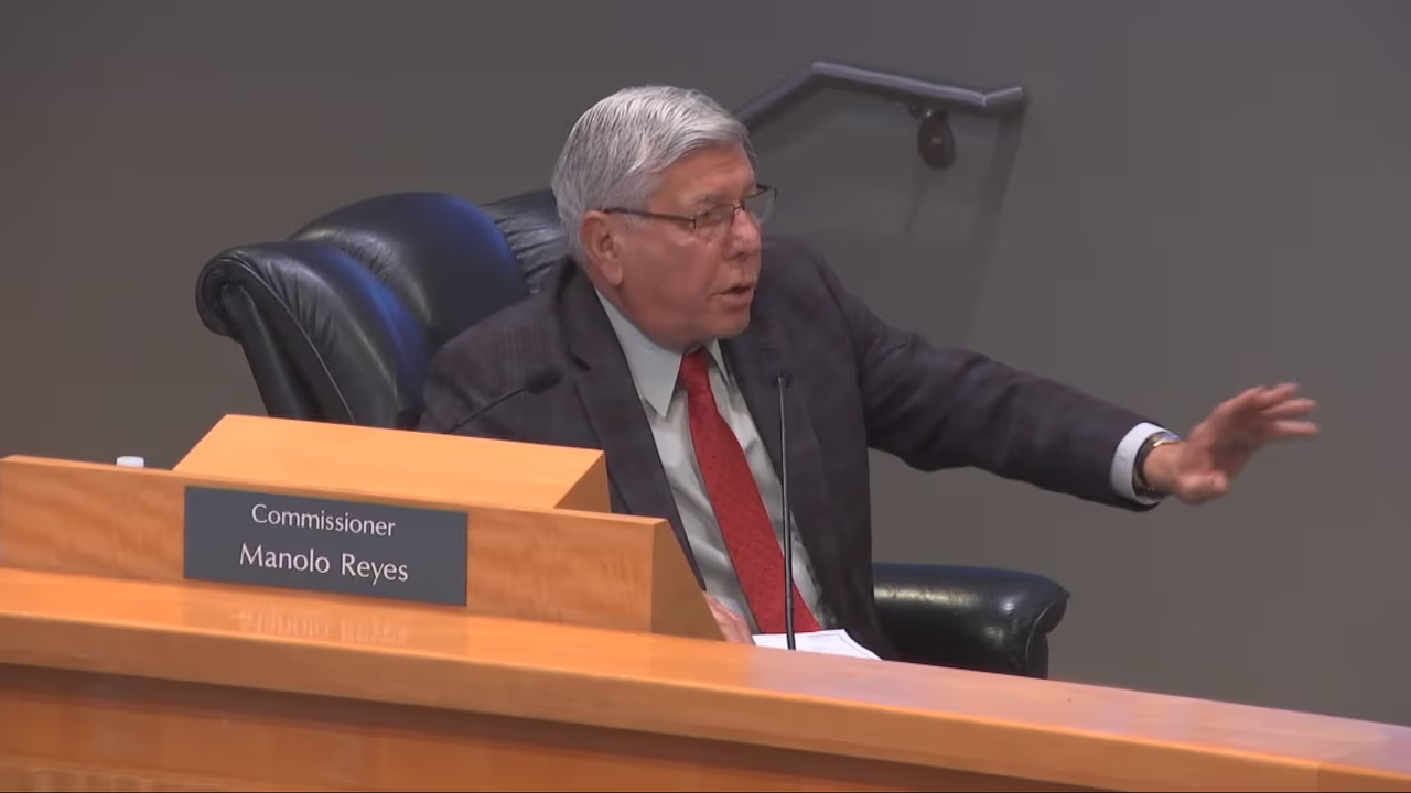 Fallece a los 80 años Manolo Reyes, comisionado de la ciudad de Miami ...