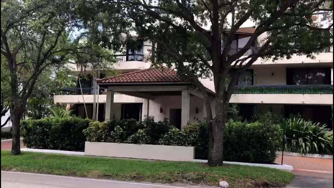 Residentes de un edificio de Coral Gables que debía ser desalojado hoy ...