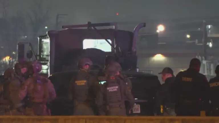 Sospechoso en vehículo tipo militar protagoniza persecución policial en ...