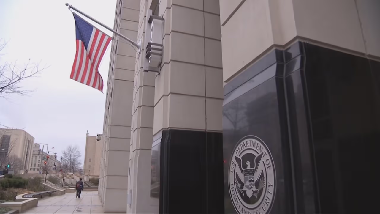 USCIS revisará residencias permanentes de ciudadanos de 19 países ...