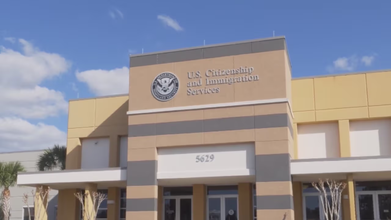 Denuncian detenciones de inmigrantes durante citas de USCIS en Durham ...