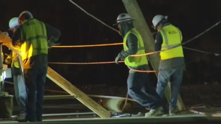 Cuatro personas resultan heridas tras choque contra un poste en Chapel ...