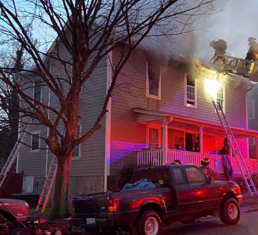 Se incendia una casa de dos pisos en Durham, bomberos rescatan a cinco ...