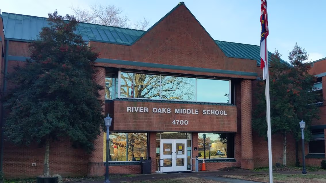 Escuela secundaria River Oaks en Raleigh activa Código Rojo por ...