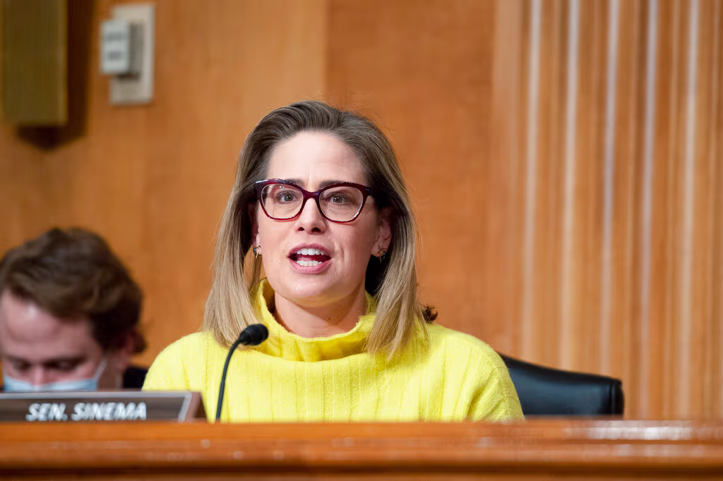 Kyrsten Sinema: la exesposa de su guardaespaldas la demanda por ...