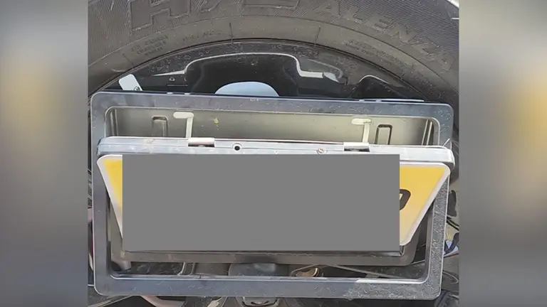 Conductor utiliza dispositivo electrónico para ocultar placa y evadir ...