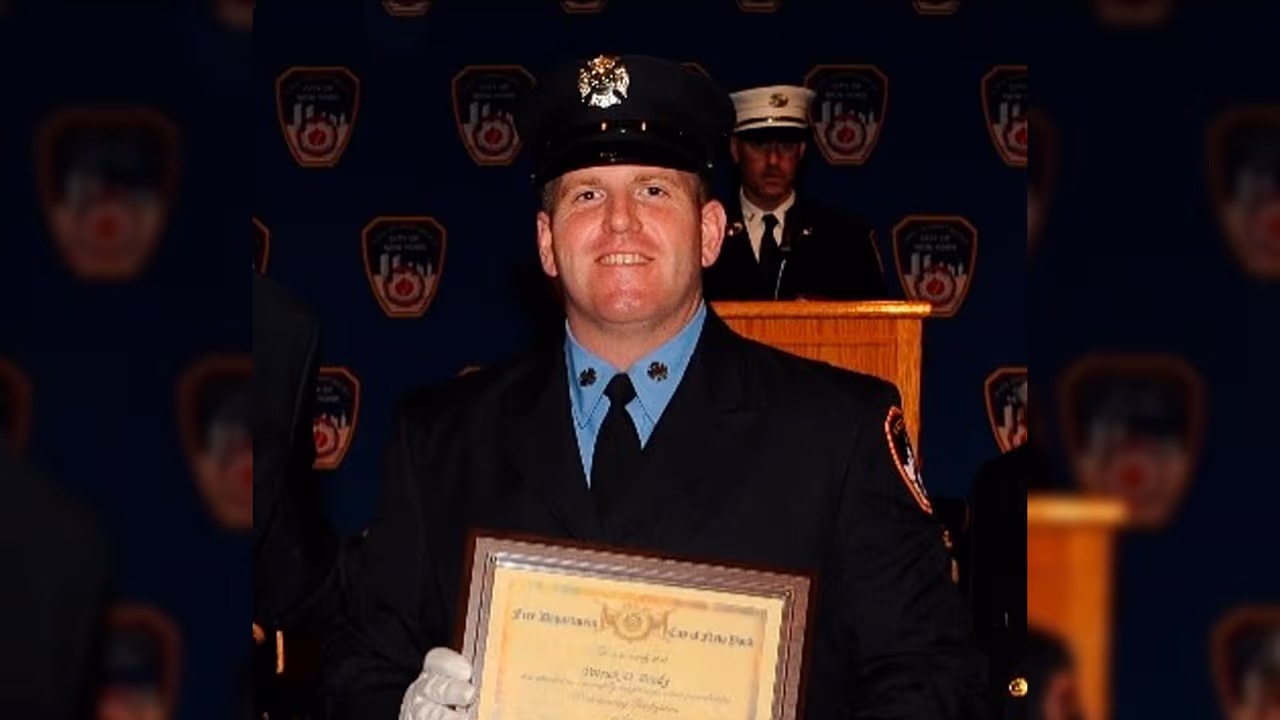 Muere bombero del FDNY mientras combatía un voraz incendio en Brooklyn ...