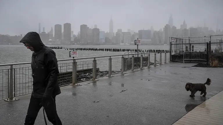 Tormenta nor’easter golpea Nueva York con fuertes vientos, lluvias y ...