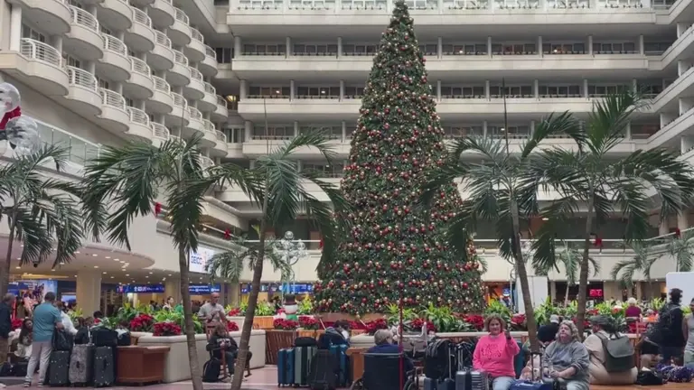 Inicio de temporada navideña en aeropuerto de Orlando: este es el ...