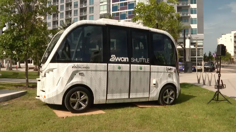 Así es el shuttle sin conductor que comienza a circular en Orlando ...