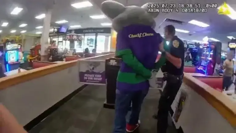 Así fue detenido Chuck E. Cheesse; arresto por robo causa polémica en ...