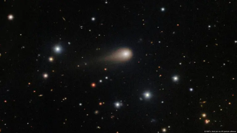 El cometa 3I-Atlas sorprende a la NASA con su cola creciente rumbo al ...